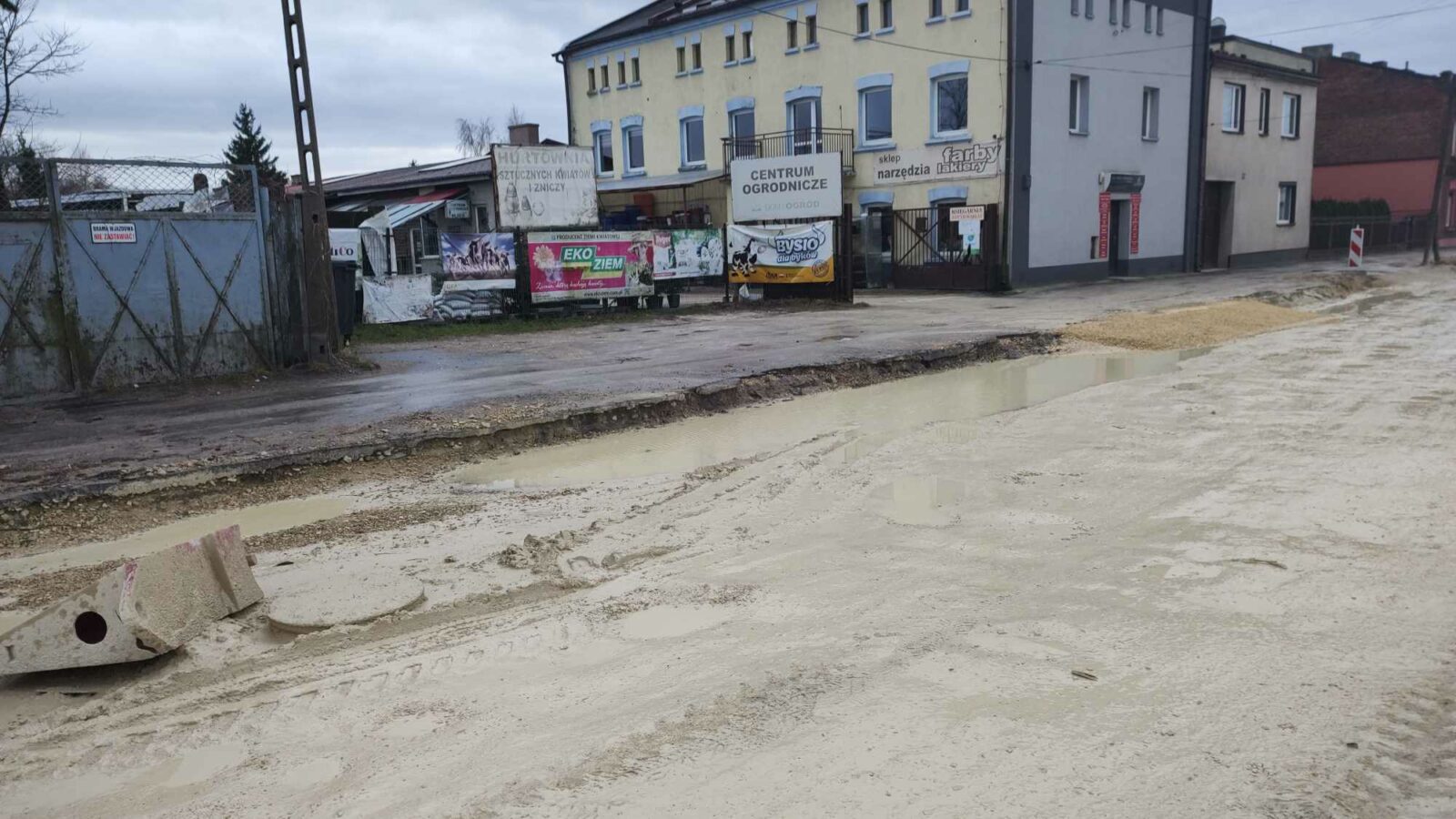 Na ul. Piłsudskiego w Radomsku prace stoją. Kiedy zakończy się remont drogi?