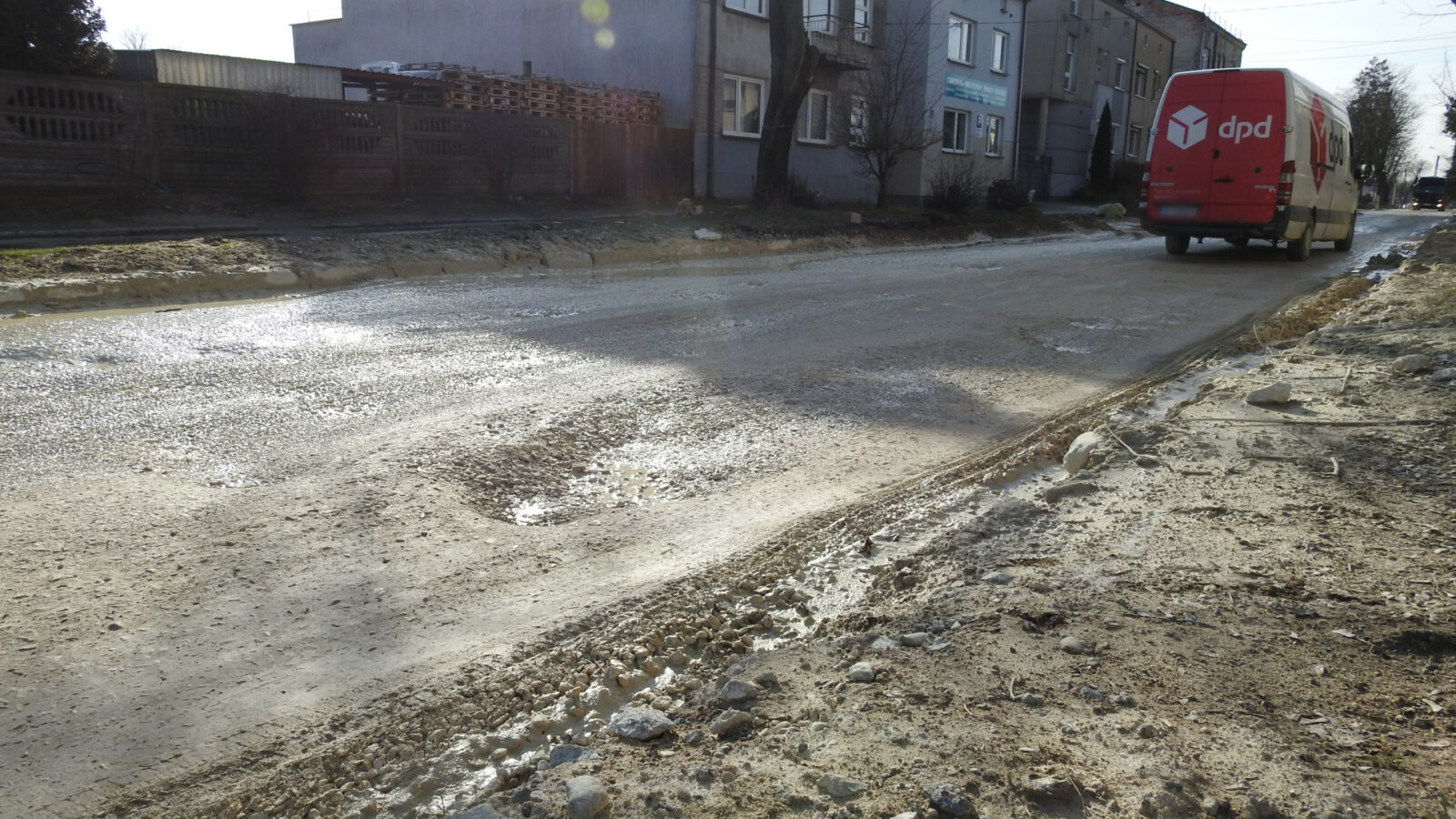 Na ul. Piłsudskiego w Radomsku prace stoją. Kiedy zakończy się remont drogi?